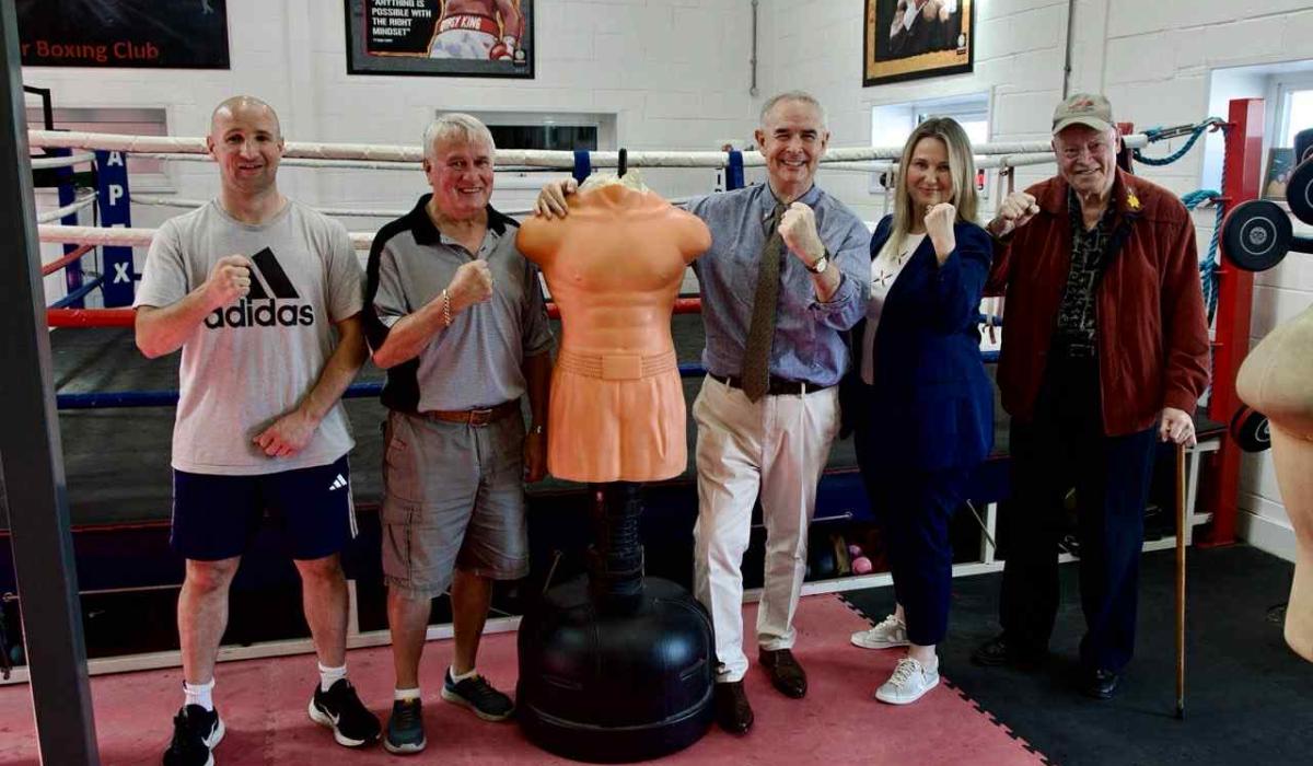 Sir Geoffrey Cox dons the gloves at Bideford Boxing Club - North Devon ...