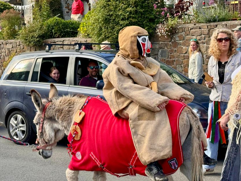 Pictures: Combe Martin hunts the Earl of Rone - Photo 1 of 37 - North ...